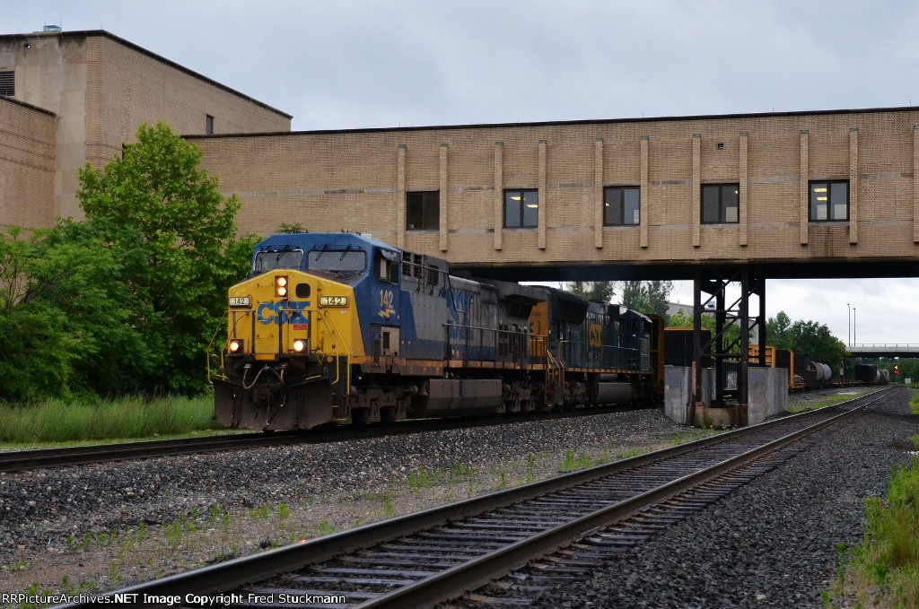 CSX 142 passes the old Union Station.